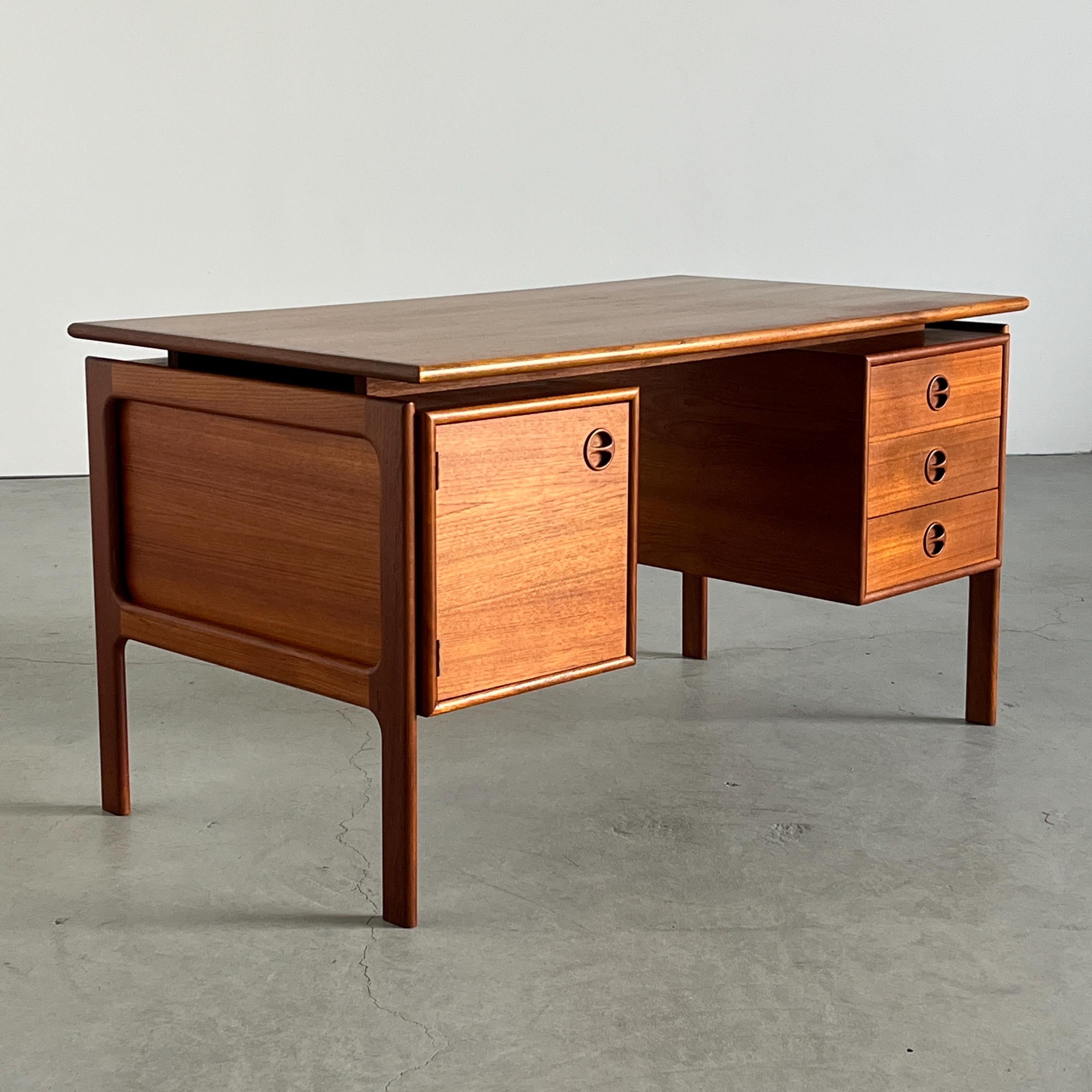 Danish Office Desk by Arne Vodder for GV Møbler – Cherry Cargo